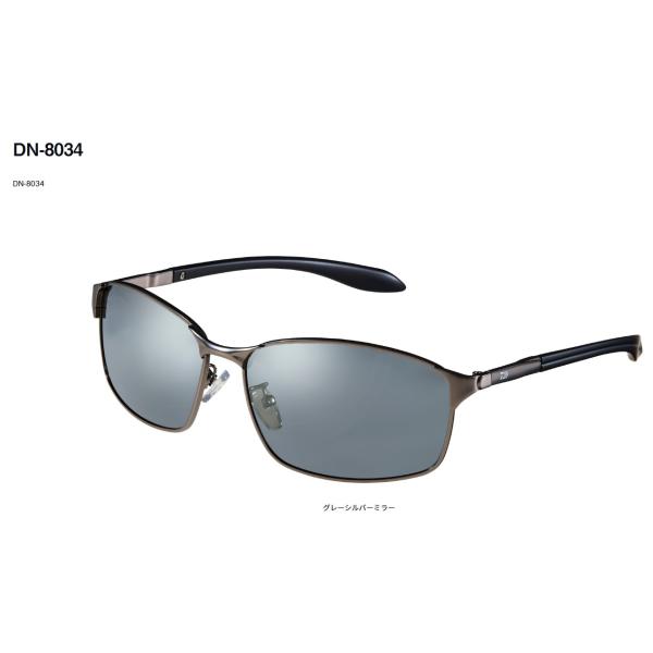 鮎や磯スタイルに人気のメタルフレームタイプ。ストレートテンプルを採用しているため、帽子をかけながらでも着脱がしやすく、可動する鼻パッドで、かけ心地を自動調整。メタルフレームカラーはガンメタルで、テンプル部は傷が目立ちづらいマットブラック。レ...