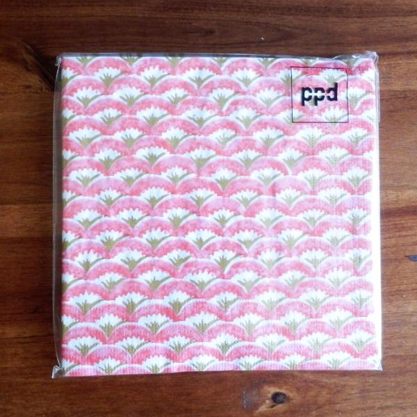 パーティなどおもてなしの席にテーブルの上のアクセントとなるペーパーナプキン10枚入り。3枚重ねのしっかりとした厚みで、お食事の時の紙ナプキンとしてハンドメイドお好きな方向けのカルトナージュ、デコパージュにもおすすめです。お家でのカフェタイム...