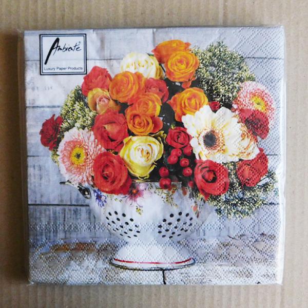 パーティなどおもてなしの席にテーブルの上のアクセントとなるペーパーナプキン10枚入り。3枚重ねのしっかりとした厚みで、お食事の時の紙ナプキンとしてハンドメイドお好きな方向けのカルトナージュ、デコパージュにもおすすめです。お家でのカフェタイム...