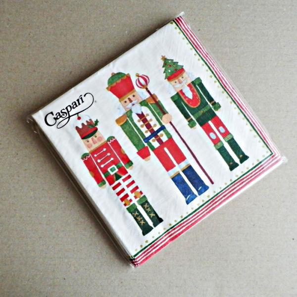 パーティなどおもてなしの席にテーブルの上のアクセントとなるペーパーナプキン10枚入り。3枚重ねのしっかりとした厚みで、お食事の時の紙ナプキンとしてハンドメイドお好きな方向けのカルトナージュ、デコパージュにもおすすめです。お家でのカフェタイム...