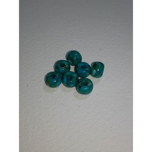 天然ターコイズのビーズですシルバーとの相性抜群 アクセントに7x5mmくらいで、穴は2mmです。1個のお値段となります。個体によって色合いは変わります。穴のサイズより太い革ヒモは無理に入れると割れますのでご注意下さい。