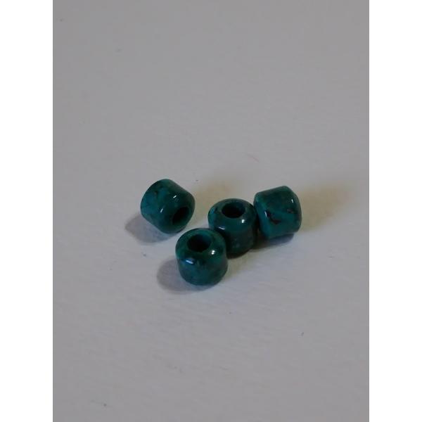 天然ターコイズのビーズです シルバーとの相性抜群 アクセントに7x6.5mmくらいで、穴は3.5mmです。 個体によって色合いは変わります。1個のお値段です穴のサイズより太い革ヒモは無理に入れると割れますのでご注意下さい。