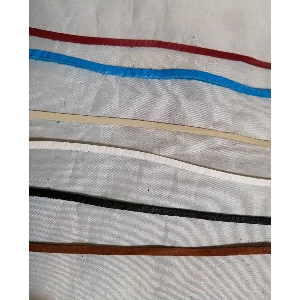 鹿の皮ひもです。よく使われる3mm幅のものです。長さは90cmです。厚さ1mmから1.2mmくらい自然なものですので、若干色合いが変わったり厚さが変わったりいたします。 色は1枚目画像上から赤、ターコイズ、ナチュラル、白、黒、茶ペンダントヘ...