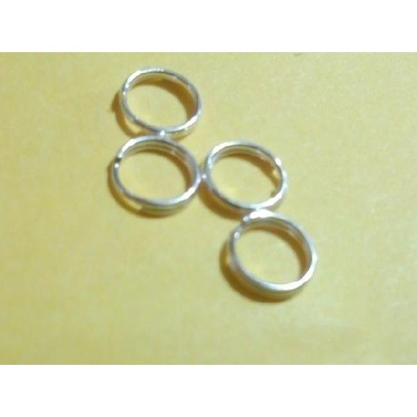 シルバー925の二重カンになります。ペンダント、皮細工のつなぎに小さめの二重カンです。 直径7mm 1個200円です。