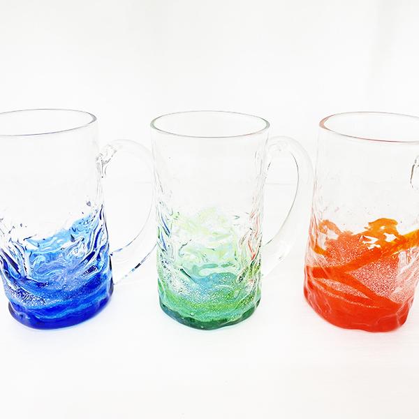 商品名：潮騒でこぼこジョッキカラー：青水/緑水/オレンジ材質：ソーダガラス重量：約450g容量：約460ml（満杯時）サイズ：高さ：約14.0cm 口径：約7.8cm 底幅：約7.5cm (ハンドル含む最大幅：約12cm)製法：吹きガラス製...
