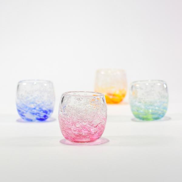 商品名：ホタル気泡ぐい呑みカラー：金赤/青/緑/オレンジ素材：ソーダガラス容量：約95ml（満杯時）重量：約108ｇサイズ：口径：約4.5cm　高さ：約5.6cm製法：HANDMADE(手作りハンドメイド)生産地：沖縄（Made in Ja...
