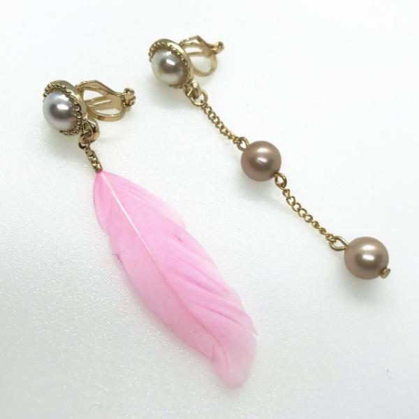 カラー：ゴールド系デザイン:　フェイクパール3連・羽根（ピンク）＋フェイクパール1サイズ：本体長 約6.5cm（パール3連）　約7cm（羽根） 材質：金属部分　合金 フェイクパール 羽根この商品は1対（各1個）セットの商品となります。本商品...