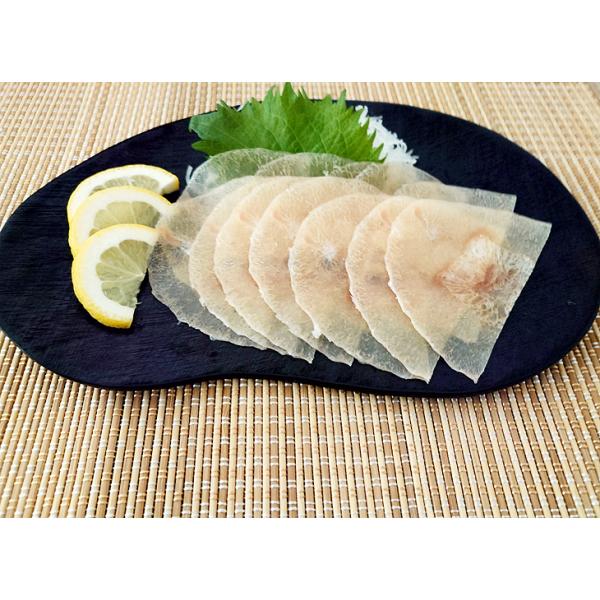 鯨の部位の中でも超希少部位であるタケリ（陰茎）がついに入荷しました！全体的に透明なゼラチン質が特徴です。鯨の臭み、くせはほとんどなく、鯨の苦手な方にも食べやすいかもしれません。自然解凍後ぽん酢やからし酢味噌などをかけて召し上がって下さい。入...