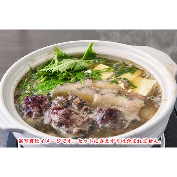 長崎の鯨屋日野商店が提供するハリハリ鍋セットです。長崎の醤油メーカー「チョーコー醤油」とコラボレーション！化学調味料無添加「京風だしの素」が鯨の旨味を引き出します！シロミから鯨の良質な脂と旨味が出汁に溶け込みます。赤身はすじの少ない背肉を採...