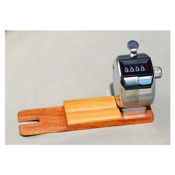 復刻です！ヘラカウンター台座付きです！万力の下に差し込んで固定ができ、押すだけで９９９９枚まで、正確に数えることができます。一日用、年間用、生涯用など使い方いろいろです！＜へらぶな　釣り具＞