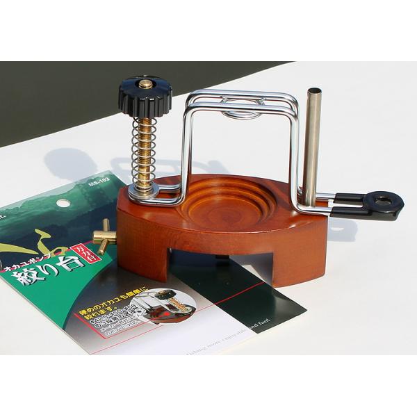 ベルモントの オカユポンプ絞り台、万力付きです。バネ式でポンプの取り外しが楽です。バネで力が入りにくい時には、ネジを締め付けてください。万力台座にはポンプの底がずれないように穴で固定でき、径は３種類、販売されているほとんどのポンプに対応が可...