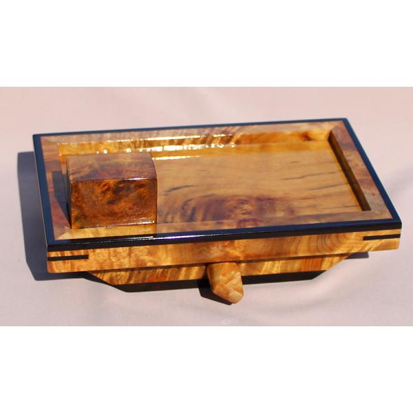 明るさの対比が鮮明な「黄金樟御膳」です。しっとりとした木目に、深淵を見ているような深みがございます。造りもしっかりとしております。　サイズは、外寸　２１cm×１３cm×８cm（角木の上から含む下面万力部）　　　です。＜へらぶな　釣り具＞