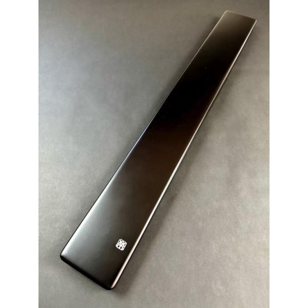 FUGAKU （鮒楽） ハリス箱 です。反ったり割れたりしにくい反面、加工も難しいクルミ材をあえて使用いたしました。変化の少ない分丈夫で長持ちをいたします。片面はチチワでかけられる７０cmのハリス箱で、もう片方は切り流しで収納ができます。チ...