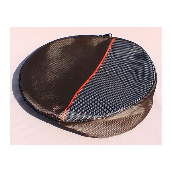 ナイロン生地製の「DX玉置ケース」です。外側はナイロン生地のツートンで、丈夫です。内側はスエット生地の柔らかい手触りです。サイズは直径３８cm、厚さは一番幅の広い部分で１０cmです。＜へらぶな　釣り具＞