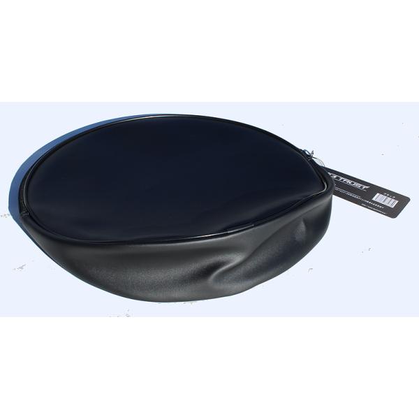 丈夫な合皮製の「BIG TRUST 合皮製玉置ケース」です。へらバックなどにも使用される素材にて、実用強度は十分です。内側はナイロン生地にて設えてございます。サイズは直径３４cm、厚さは一番幅の広い部分で７．５cmです。＜へらぶな　釣り具＞