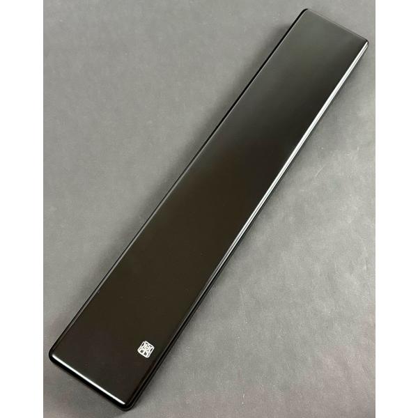 高級釣り具FUGAKU （鮒楽） 浮子箱 です。反ったり割れたりしにくい反面、加工も難しいクルミ材をあえて使用いたしました。変化の少ない分丈夫で長持ちをいたします。細足の浮子でもしっかりとホールドできる８列６０cmです。８列の上下で３２本ま...