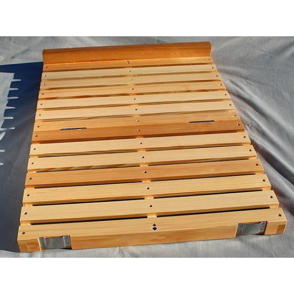 平らなコンクリートや桟橋の上で、さっと開いて、すぐに釣り座が作れる折りたたみへらスノコです。本体ハンドルも付いています。国産ですので、安心感がございます。重さは３．４kg。サイズは畳んで５５×４０×８cm、拡げて横５５cm、縦７６cmです。...