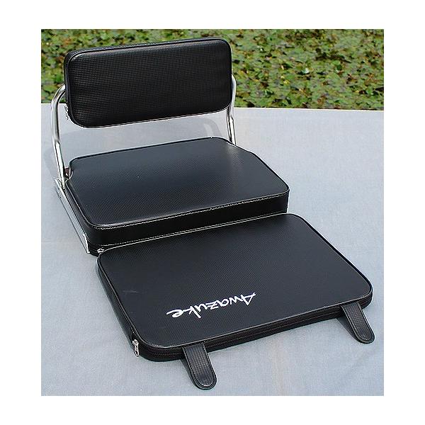 背当てがついた、段差クッション、ブラックです。疲れた時に、ちょっとあると釣りが楽になります。サイズは、広げて５６×３９cmで、厚みは前２ｃｍと後ろ６ｃｍの段差４ｃｍです。背当ては高さ３０cmです。持ち運び時は、２９×４０cm、厚み１５cmで...