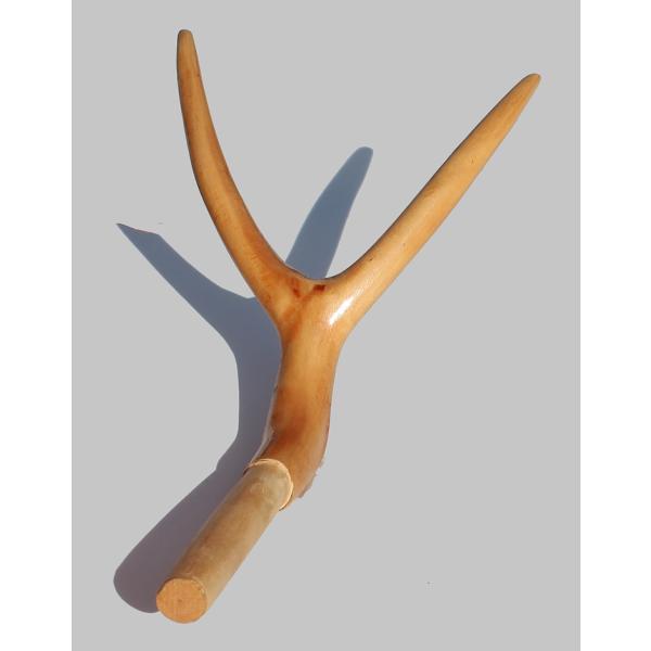 つつじで作られた竿頭　大型です。大ぶりなタイプで、竿掛けから２．５cm、高い部分に竿が載りましてVの字は長さ６cmで、Vの先端の間は７cmの幅があります。Vの字は若干、左に傾いております。前後１３cm、高さ８cm、差込は５cmで先端径８．８...