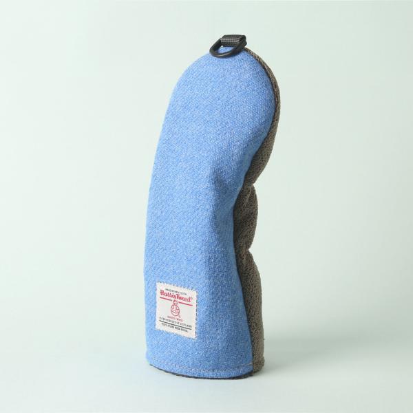 ハリスツイードは、スコットランドのアウター・ヘブリディーズ諸島で手織りされる高品質なツイード生地で、100%ピュアウールで作られており、そのウールも地元の羊から採取されたものが使用されます。伝統的な技術と手作業によって作られるため、耐久性が...