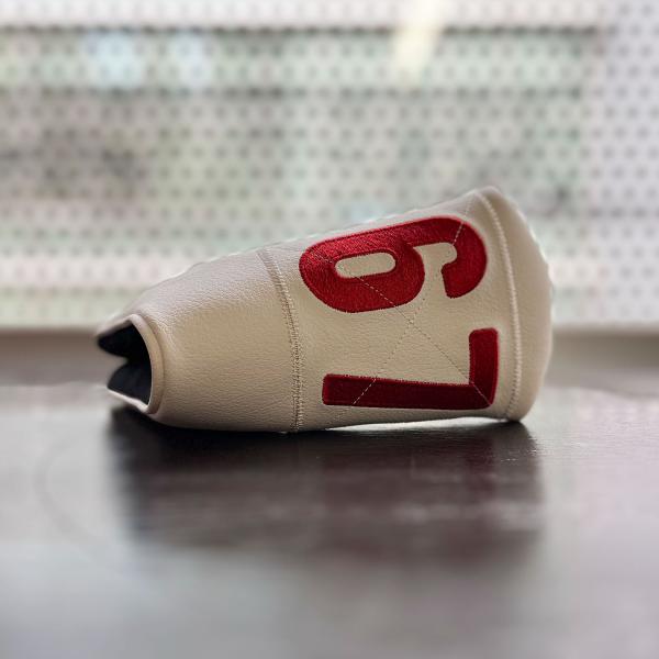 ご希望の2桁数字をゼッケン風に刺繍。マットな仕上がりのPVCレザー（日本製）を使用したマグネット式のパターカバー（ピン型・マレット型対応）です。強力なネオジウム磁石を4個採用した脱着部分は、カート移動中でも外れる心配はありません。中地には軟...