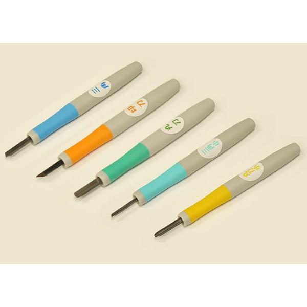 ゴムハン専用彫刻刀のベストセレクション。これさえあればどんなサイズのゴムも簡単にはんこに出来ます。※木彫用の鋼を使用しておりますが、消しゴムはんこ用に形状を合わせているため木版画などへの使用はおすすめ出来ません。この度印刀左が登場しました。...