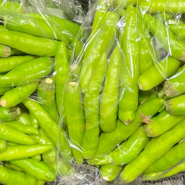 【商品名】熊本県産 国産 生 青唐辛子 【内容量】 約500g 箱込み【産地】九州産（主に熊本県産になります。)【品種】厳選したその時々の品種をお送りいたします。　　　　※※枝あり 枝なし混合【商品コード】003【品質】【選果落ち 訳あり品...