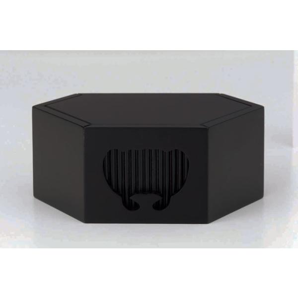 仏像台 仏具 六角仏像台 箱台 黒檀 大[大きさ]大：高60×幅154×奥行113ミリ[仕様]黒檀[決済]まことに恐れ入りますが、代金引換でのご購入でのお買い上げは承ることが出来ません。カード決済、もしくは銀行振り込みでご購入お願い申し上げ...