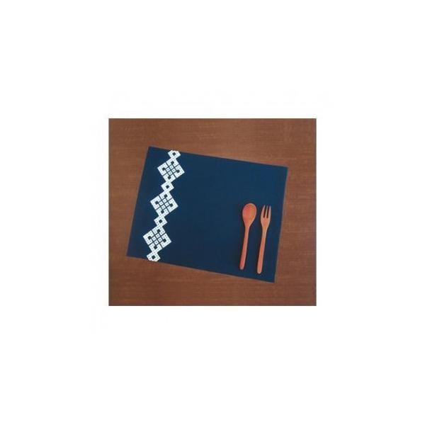 津軽地方の人々が厳しい寒さを凌ぐ為に、布に木綿糸で刺し子をしたのが始まりとされるこぎん刺し。実用的なアイテムで、初めての方にもやさしいキットです。技術レベルは初級〜中級者向。