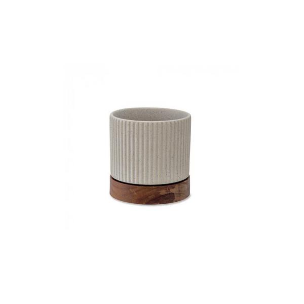 ぴったり整ったフォルムと、異素材の組合せが魅力的なタイディポットです。清潔感があり、ほんのり優しい印象で植物やお部屋を彩ります。