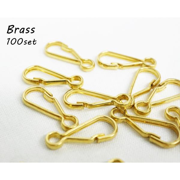 〇素材　真鍮〇サイズ　全長22.5mm 開口幅5mm 内径3.6mm〇カラー　ブラス〇個数　１００個真鍮生地のミニナスカンです。お得な100個セットです。キーホルダーや小物のハンドメイドにおすすめです。レザークラフト、ハンドメイドにぜひお使...
