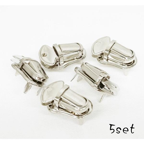○素材 鉄○カラー ニッケル(シルバー色)○サイズ 画像参照〇個数　５個両面中カシメ付(足6mm)小さいサイズの日本製の差し込み錠です。お得な５個セットです。上はカシメで固定し、本体は足を折って固定します。シンプルで可愛らしい形に仕上がって...