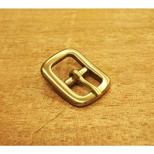 ○材質 真鍮○カラー 真鍮色(生地色)○サイズ 全長 21mm ベルト幅 10mm ピン太さ 2mm〇個数　1個ベルト幅10mmの日本製の舟形真鍮バックルです。真鍮生地特有の、メッキとは違う良い雰囲気がございます。レザークラフト、ハンドメイ...