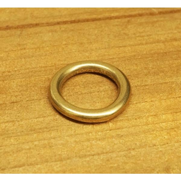 ○材質 真鍮○カラー 真鍮色〇サイズ 内径16mm 外径23.8mm 線形3.9mm 厚み3.6mm〇個数　1個内径16mmの真鍮鋳物のリングです。アンティークや真鍮生地がお好きな方におすすめです。キーホルダーなど小物に最適です。レザークラ...