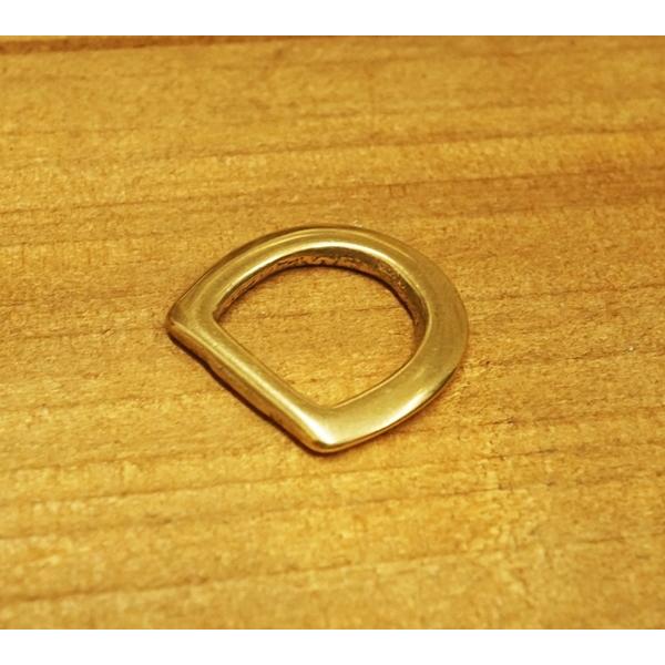 〇素材　真鍮〇カラー　真鍮色(生地色)〇サイズ　ベルト幅12mm 全長19.2mm 厚み2mm〇個数　1個ベルト幅12mmの日本製の犬カン(Ｄカン)です。アンティークや真鍮生地(鋳物)がお好きな方におすすめです。キーホルダーなど小物に最適で...