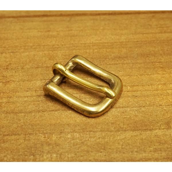 〇素材　真鍮〇カラー　真鍮(生地色)〇サイズ　ベルト幅12.5mm 全長25.4mm ピン幅3mm〇個数　1個ベルト幅12mmの日本製の真鍮バックルです。真鍮生地なので、メッキとは違う良い雰囲気がございます。レザークラフト、ハンドメイドにぜ...