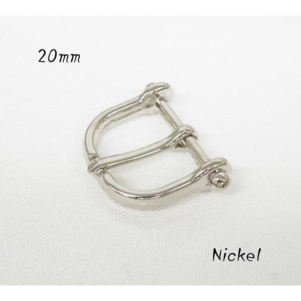 〇素材　バックル　亜鉛合金、ピン　鉄〇カラー　ニッケル〇サイズ　内径20.6mm 全長24.8mm ピンの巾3mm 〇個数　１個ベルト幅20ｍｍのバックルです。少しレトロな雰囲気のあるデザインに仕上がっています。バッグ等、レザーアイテムにお...