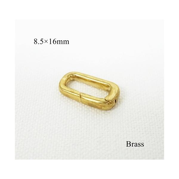 〇素材　真鍮 (開閉に使用するトーションバネ→鉄製)〇カラー　真鍮生地色〇サイズ　外径 8.5×16mm(縦×横) ベルト幅11.4mm 厚み2.5〜3.3mm※開口幅 約2mm〇個数　１個入り真鍮製のおしゃれな角型のカナビラです。アクセサ...