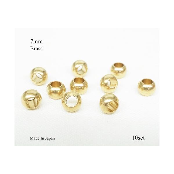 ○材質 真鍮○カラー 真鍮生地色○サイズ 直径7mm 縦5mm 穴径4ｍｍ〇個数 10個、50個直径7mmの日本製の真鍮ビーズ玉です。革ひもに通したり、ワンポイントにおすすめです。レザークラフト、ハンドメイドにぜひお使い下さいませ。※真鍮生...