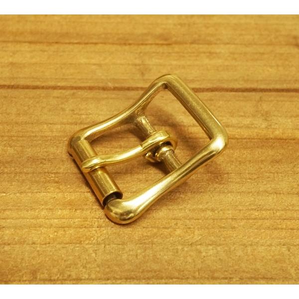 ○材質 真鍮○カラー 真鍮色(生地色)〇サイズ ベルト幅21.2mm 全長36mm ピン幅3.2mm〇個数　１個ベルト幅21mmのローラー付き真鍮バックルです。(日本製)真鍮生地、アンティ−クな雰囲気がお好きな方におすすめです。レザークラフ...