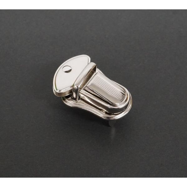 ○素材 鉄○カラー ニッケル(シルバー)○サイズ 画像参照〇個数　１個両面中カシメ付(足6mm)小さいサイズの日本製の差し込み錠です。上はカシメで固定し、本体は足を折って固定します。シンプルで可愛らしい形に仕上がっています。おしゃれなバッグ...