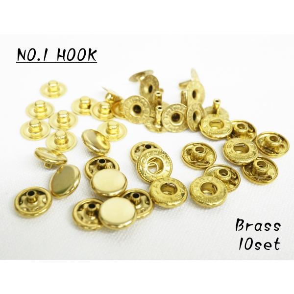 〇サイズ：頭-直径9.6mm 頭部分の足の長さ2.5mm, ホソ(足)-長さ6mm, バネ-直径10mm, ダボ-直径9mm 〇素材：真鍮〇カラー：真鍮色〇個数：１０個【HATO】のロゴが入っている、一般的なバネホックです。真鍮生地となって...