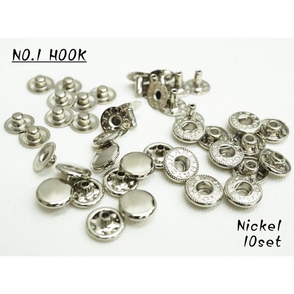 【商品名】Φ10mm NO.1バネホック　ニッケル　１０set【商品説明】サイズ：頭-直径9.6mm 頭部分の足の長さ2.5mm, ホソ-長さ6mm, バネ-直径10mm, ダボ-直径9mm 素材：鉄色：ニッケル個数：１０個頭、バネ、ダボ、...