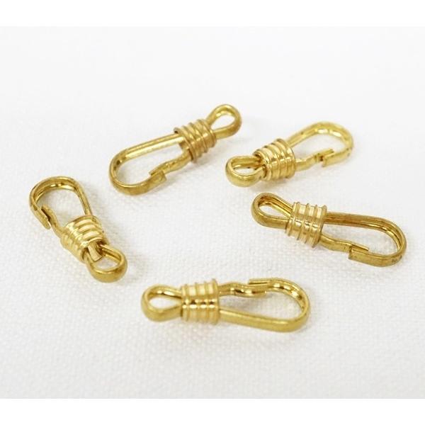 〇素材　真鍮〇カラー　真鍮生地〇サイズ　内径3mm　全長21mm〇個数　５個ミニサイズの真鍮生地のナスカンです。通称ハカマナスと呼ばれており、おしゃれなデザインに仕上がっています。キーホルダーやキーケスなど、ハンドメイドにぜひお使い下さいま...