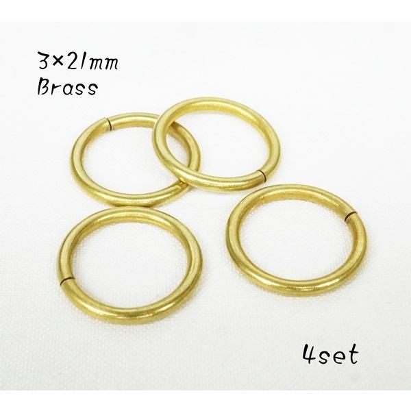 〇素材　真鍮〇カラー　真鍮色(真鍮生地色)〇サイズ　線径3mm 内径21mm 外径27mm〇個数　４個内径21mmの真鍮生地のリングです。バッグ等、レザークラフトに最適です。ハンドメイドにぜひお使い下さいませ。※真鍮生地のため、経年による変...