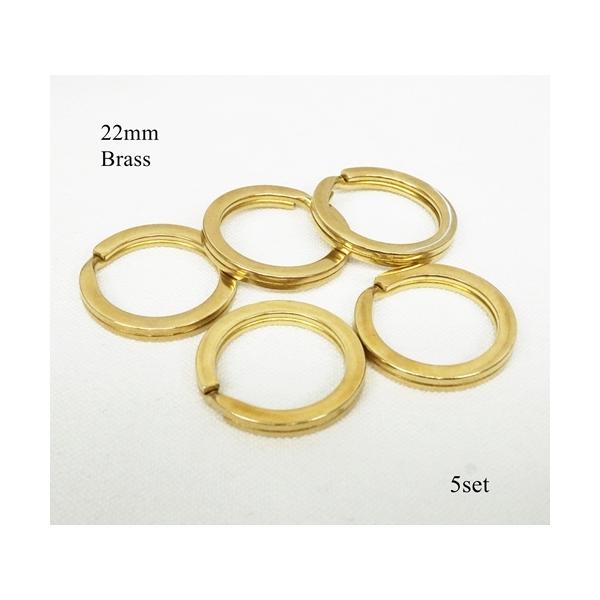 〇素材　真鍮〇カラー　真鍮色〇サイズ　内径22mm 外径29mm 厚み3.2mm〇個数　5個内径22mmの真鍮生地の平二重リングです。お得な５個入りです。厚みがあるため、しっかりと高級感がございます。レザークラフトや、キーホルダーなどのカス...