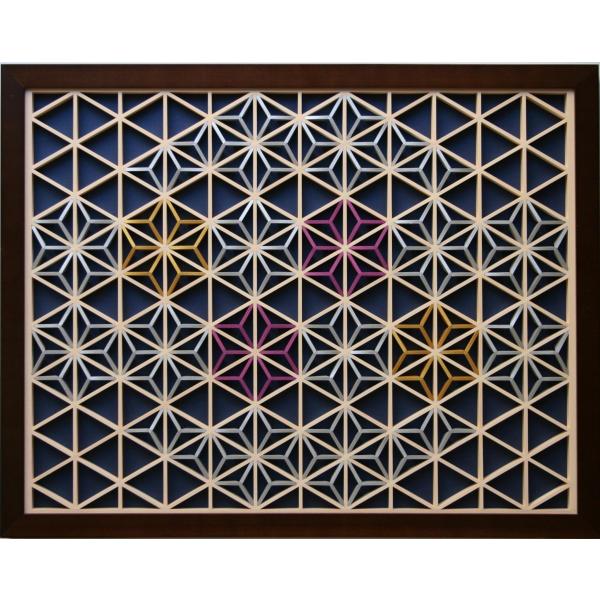 組子細工(組子)に色彩を求めた新発想の額装壁飾り(アートパネル)です。ヒノキのフレームに色彩と表情の豊かなファンシーペーパーを使いました。木材の葉を使うのとは別種の、カラフルさ、輝きをお楽しみいただけます。■ 商品分類伝統工芸 組子細工 和...