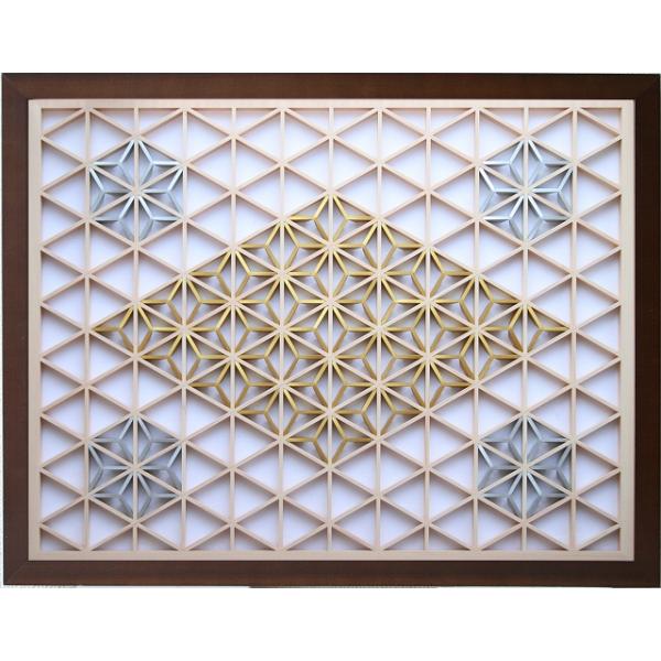 組子細工(組子)に色彩を求めた新発想の額装壁飾り(アートパネル)です。ヒノキのフレームに色彩と表情の豊かなファンシーペーパーを使いました。木材の葉を使うのとは別種の、カラフルさ、輝きをお楽しみいただけます。■ 商品分類伝統工芸 組子細工 和...