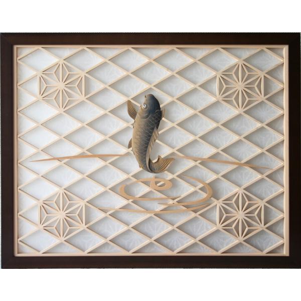 ■ 昭和のレトロ感に包まれる！昭和生まれの熟練職人による手彫り彫刻に手組み組子、レトロ感演出にも好適です。 熟練の彫刻食職人が彩色まで丹念に仕上げています。組子パネルの四辺には麻の葉亀甲の組子柄を入れました。本格の 【跳ねる鯉】 彫刻入り組...