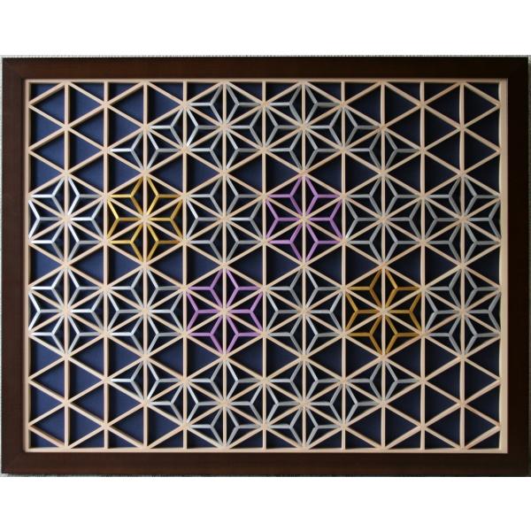 組子細工(組子)に色彩を求めた新発想の額装壁飾り(アートパネル)です。ヒノキのフレームに色彩と表情の豊かなファンシーペーパーを使いました。木材の葉を使うのとは別種の、カラフルさ、輝きをお楽しみいただけます。■ 商品分類伝統工芸 組子細工 和...